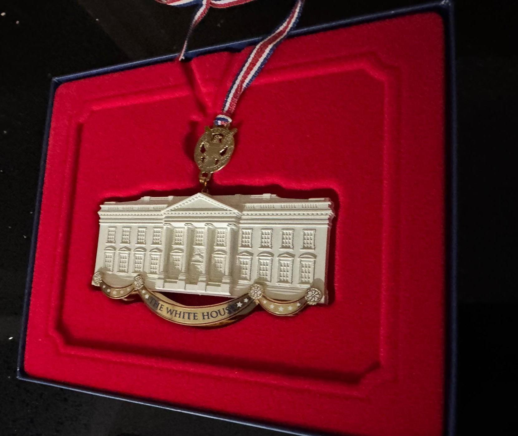 White House Gift Set | LEGO Architecture Model + Official Ornament ...