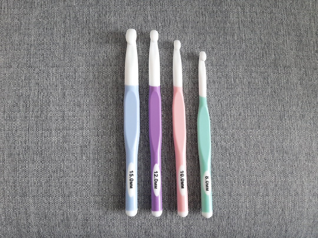 Large Crochet Hook 4pc Set Sizes 8-15mm, Plastic Hooks for Bulky Yarn With Soft Grip Silicone ...
