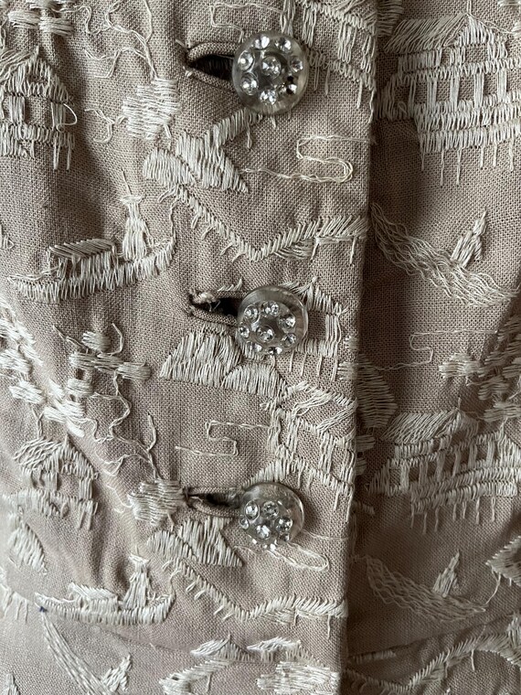 Vintage 1950s Linen Embroidered Asian Theme Dress Coc… - Gem