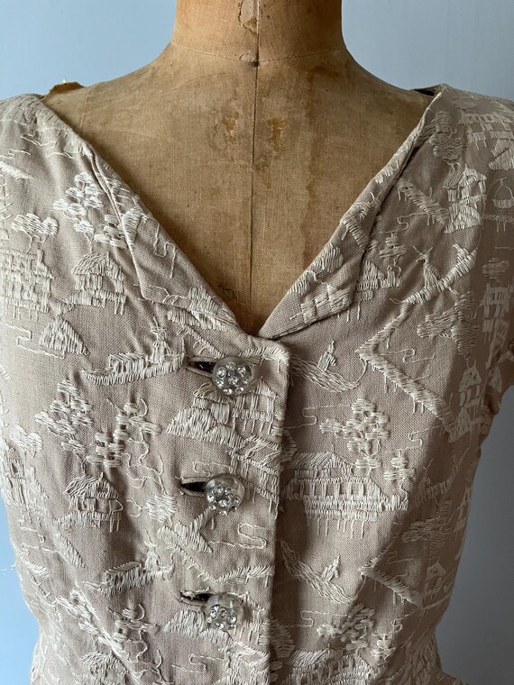 Vintage 1950s Linen Embroidered Asian Theme Dress Coc… - Gem
