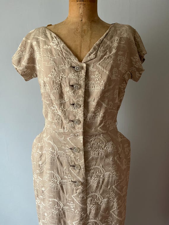 Vintage 1950s Linen Embroidered Asian Theme Dress Coc… - Gem