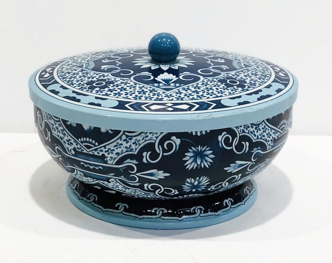 Vintage Blue and White Asian Inspired Round Lidded Tin -footed Base ...