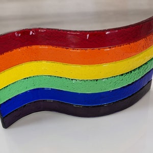 LGBTQ Pride Flag Free Standing Wavy Rainbow Glass Art Shelf Decoration ...