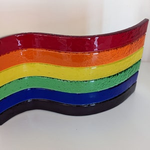 LGBTQ Pride Flag Free Standing Wavy Rainbow Glass Art Shelf Decoration ...