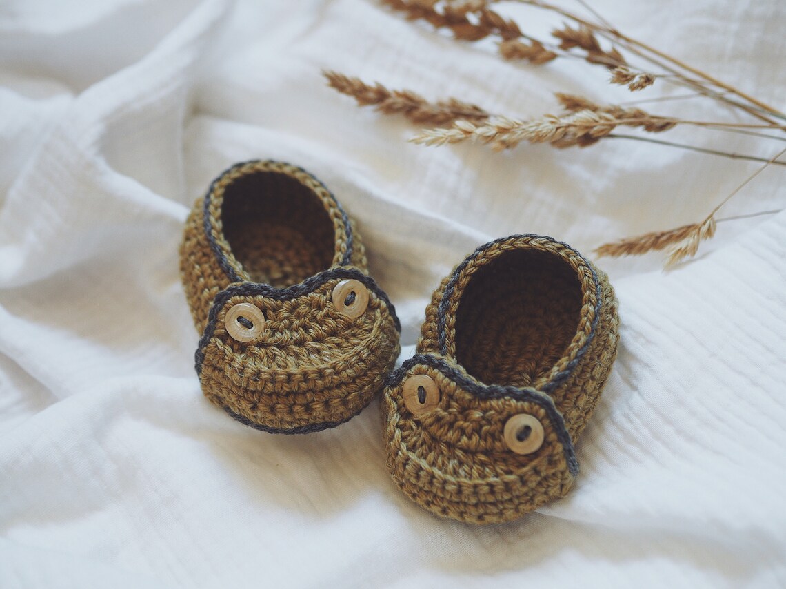Crochet PATTERN - Two Button Moccasins (english Only) - Etsy