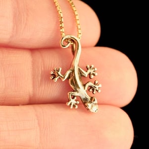 Jungle Jewel Gecko Charm - Solid 14K Gold - Cute Lizard Necklace - Etsy