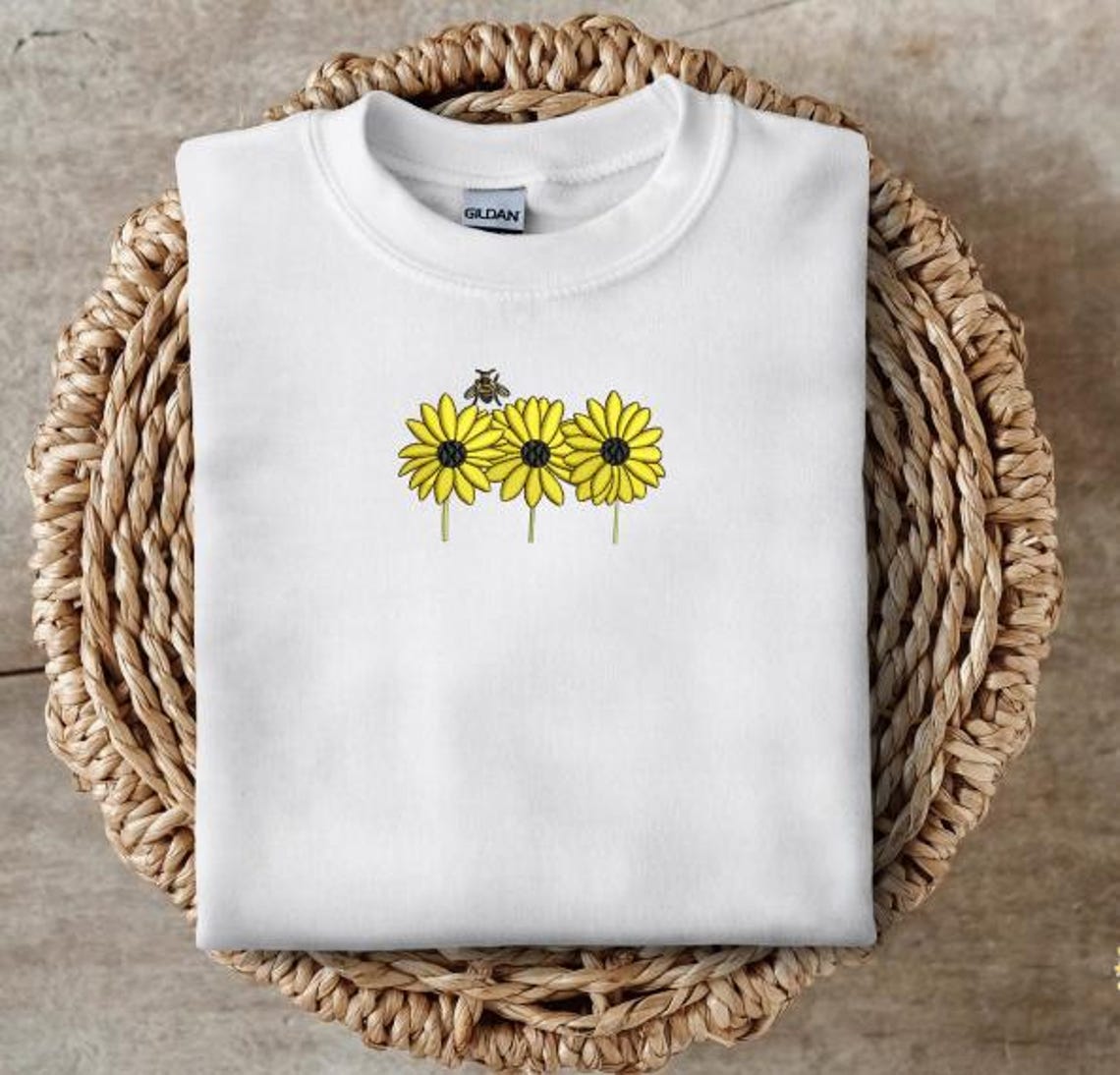 Daisy Embroidery Design, Daisies and Bee Design, Machine Embroidery ...