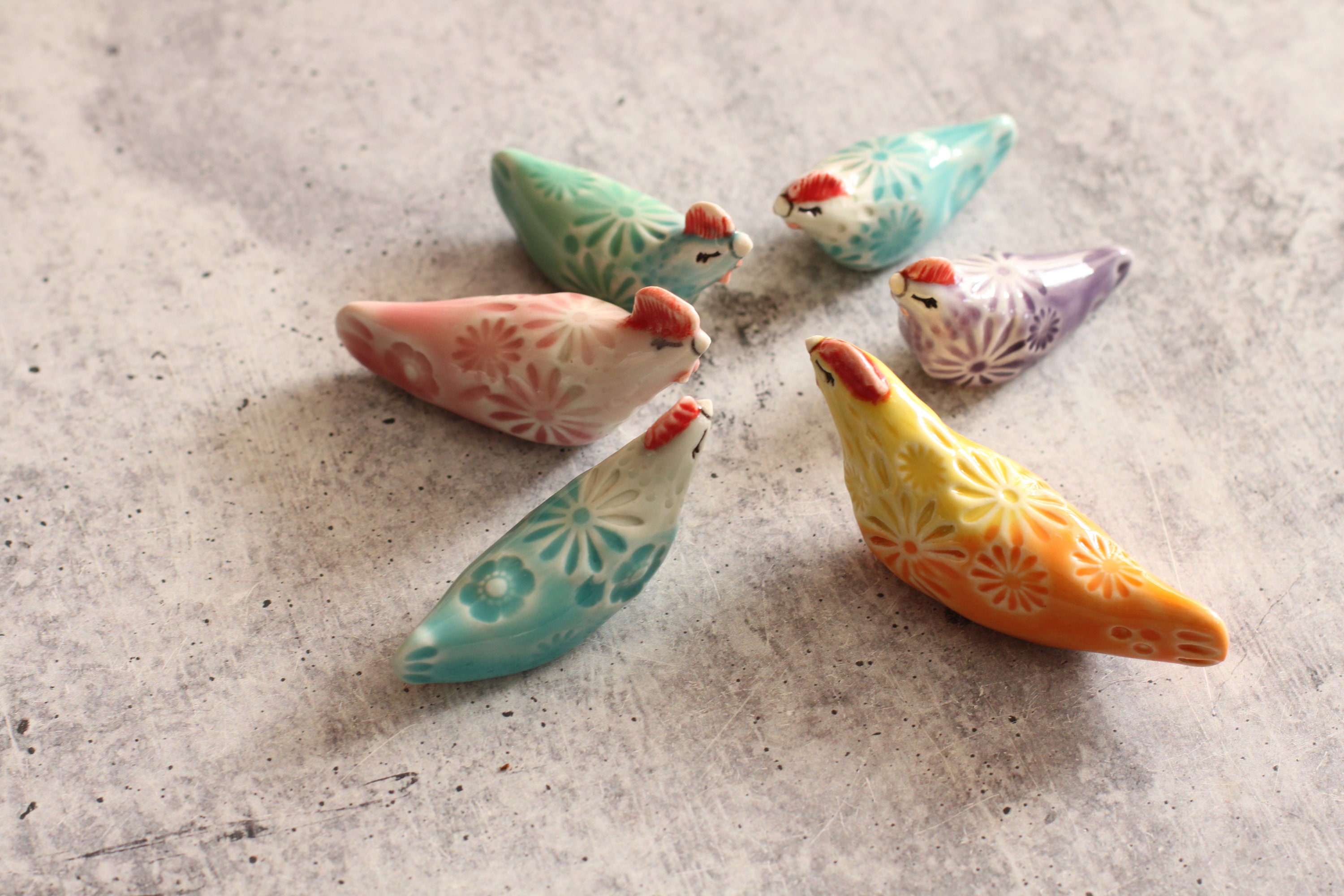 little porcelain hen with egg // little chicken // ceramic bird