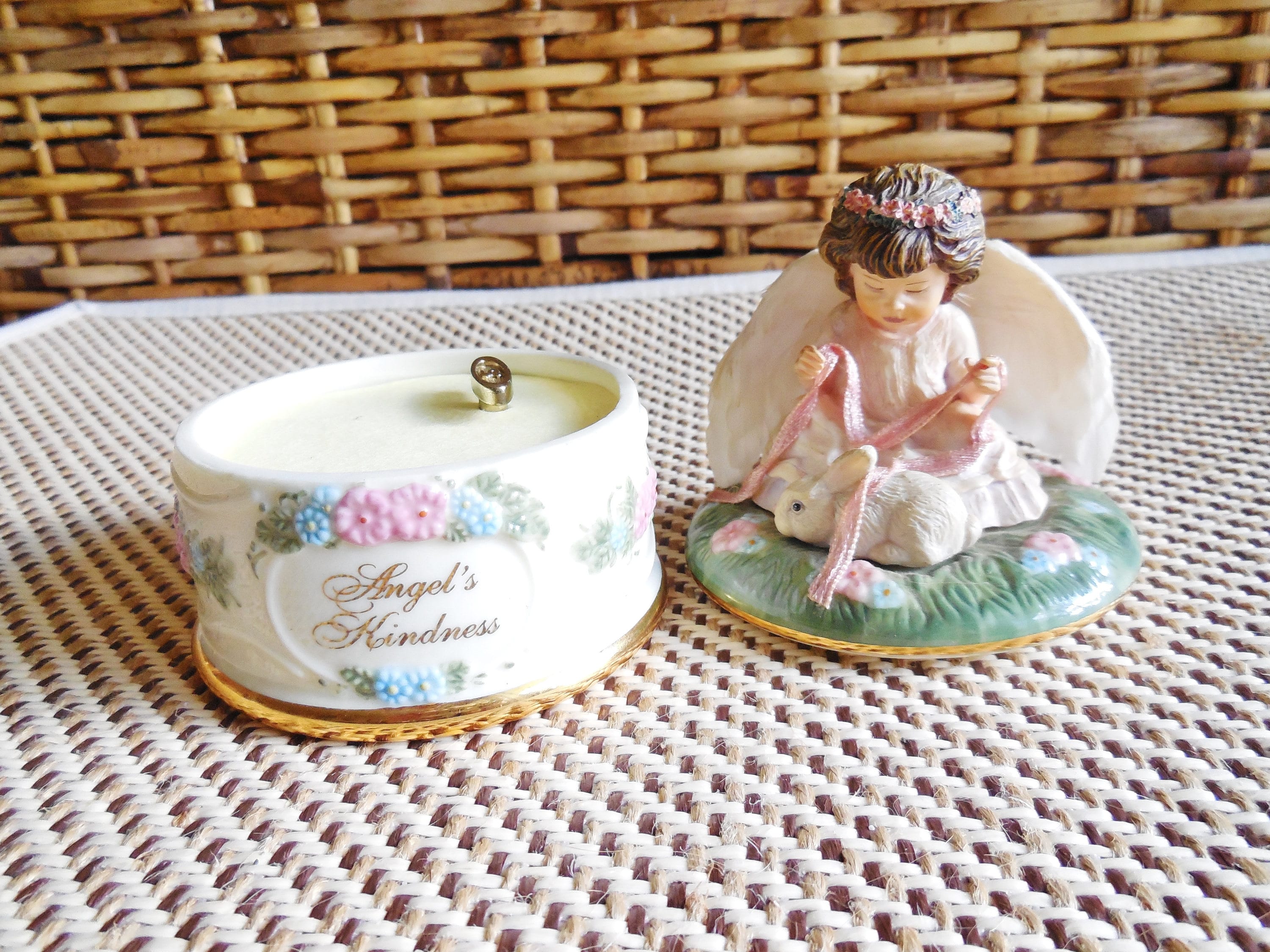 Music Box..vintage Collectible Trinket Box..jewelry Music Box ..donna ...