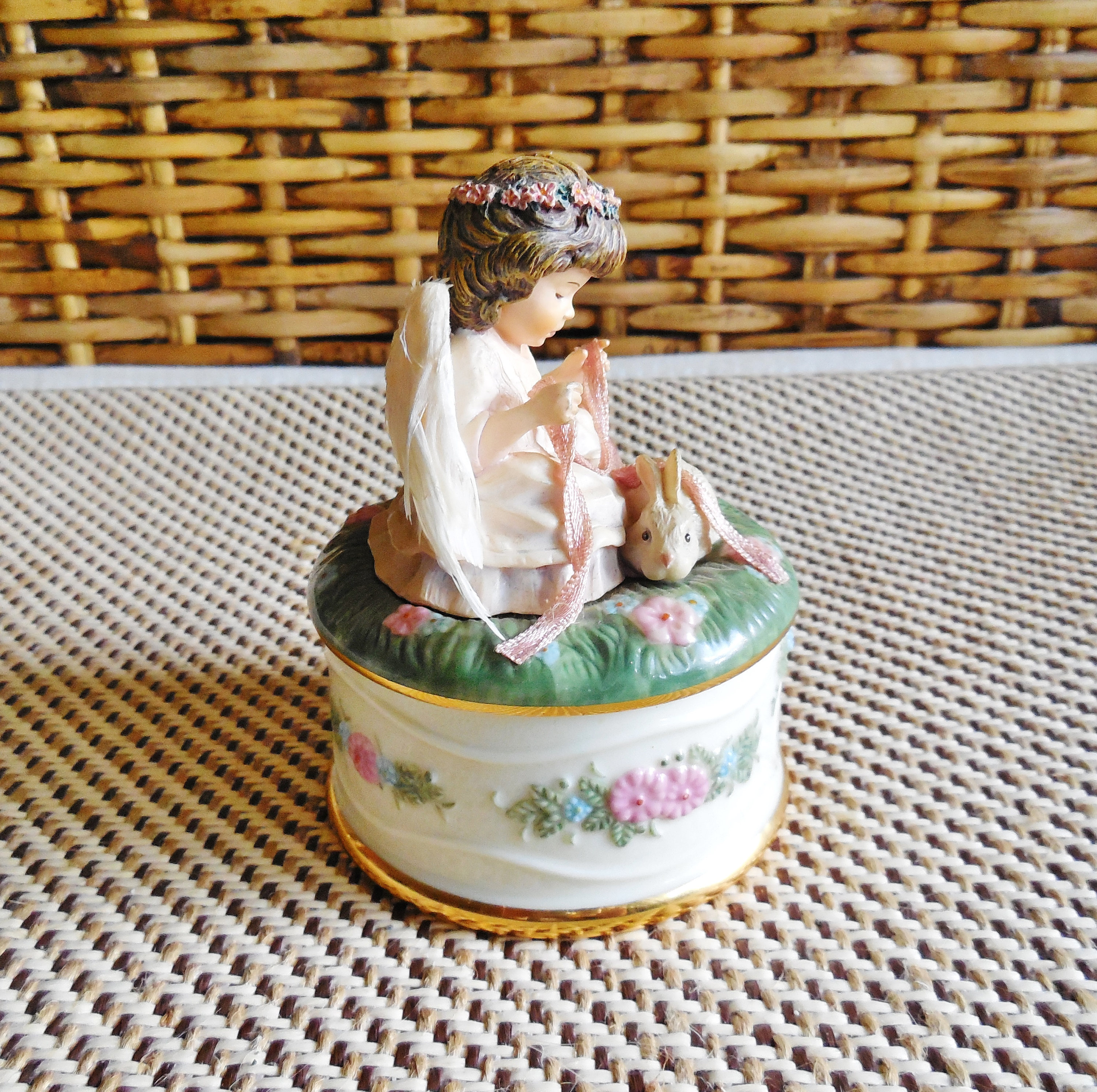 Music Box..vintage Collectible Trinket Box..jewelry Music Box ..donna ...