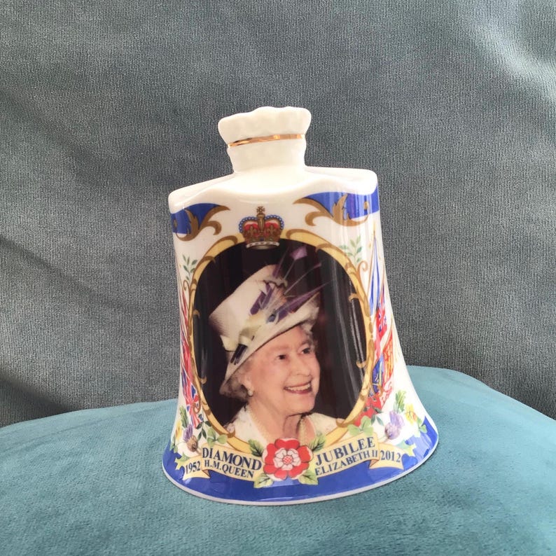 Royal Family, Queen Elizabeth Commemorative Bell - Etsy