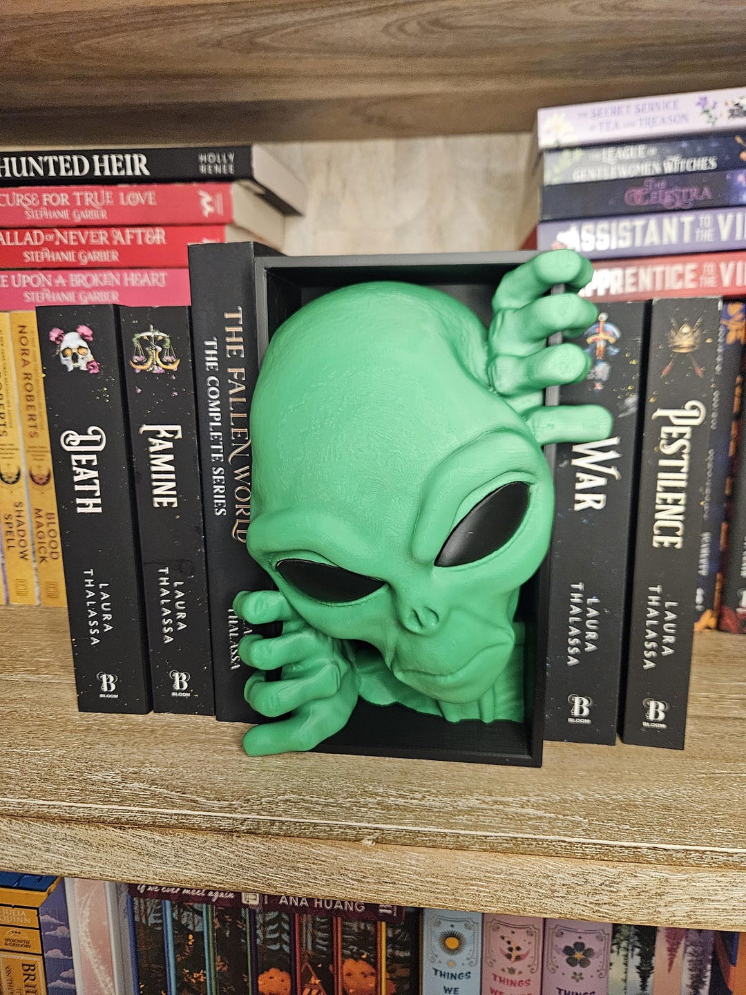 Alien Book Nook – Escaping Alien Bookshelf Insert, Sci-fi Decor for ...