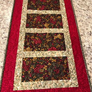Winterberry Hollyberry Woodland Quilted Table Runner - Etsy
