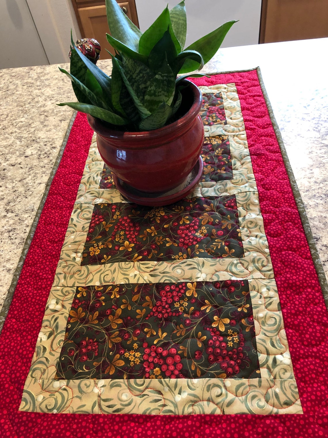 Winterberry Hollyberry Woodland Quilted Table Runner - Etsy