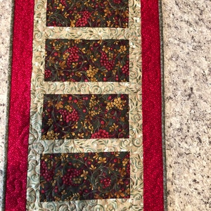 Winterberry Hollyberry Woodland Quilted Table Runner - Etsy