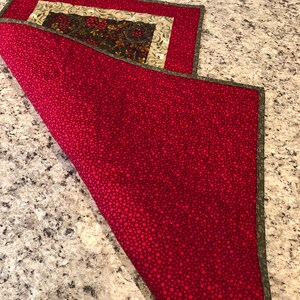 Winterberry Hollyberry Woodland Quilted Table Runner - Etsy