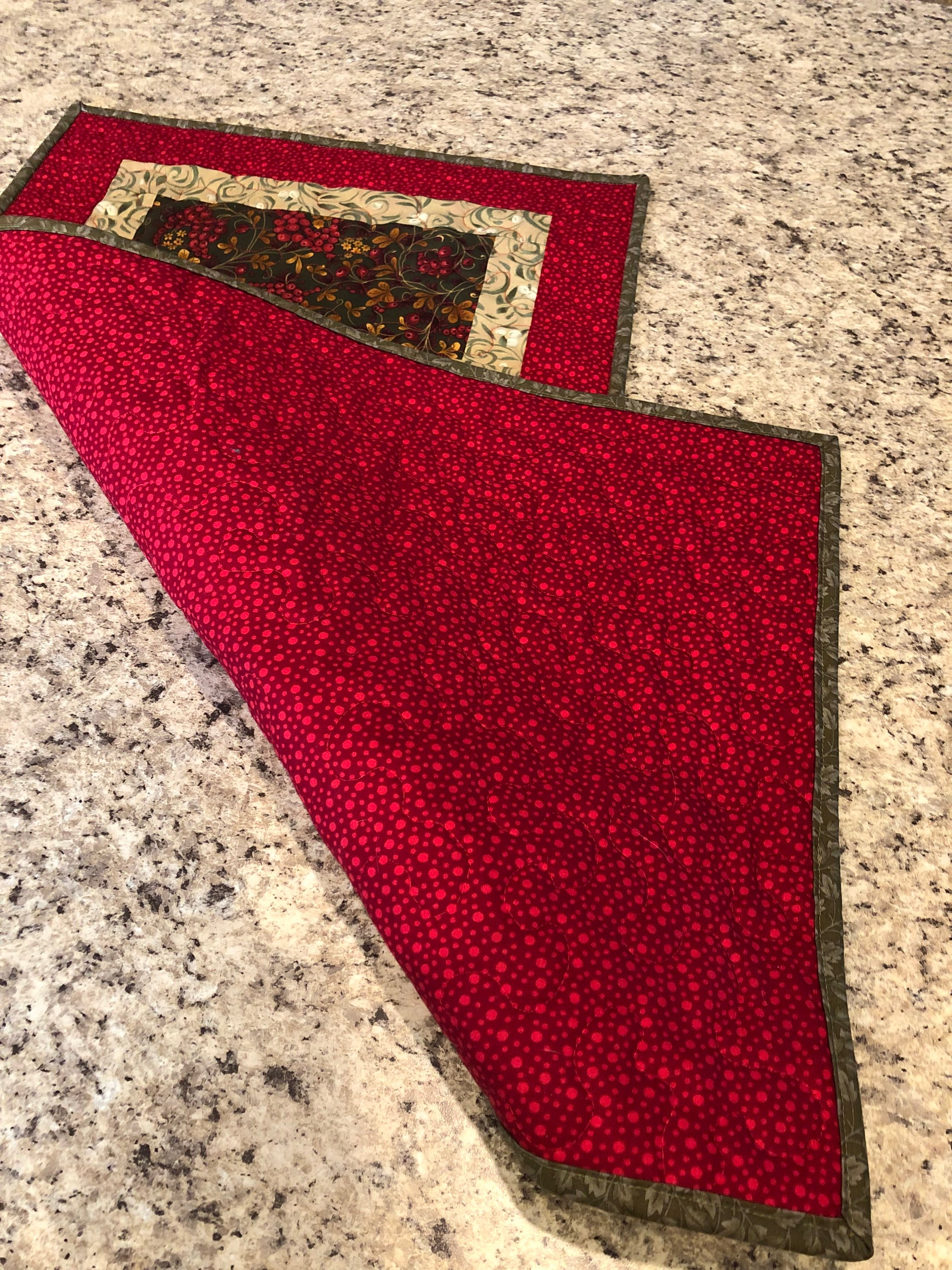 Winterberry Hollyberry Woodland Quilted Table Runner - Etsy