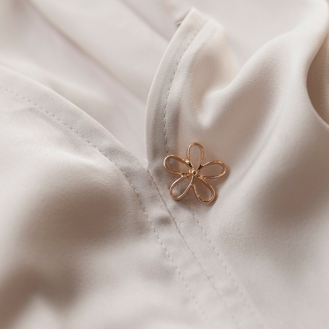 Daisy Flower Modesty Pin Gold or Silver, Dainty Flower Lapel Pin ...