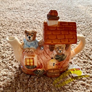 Vintage 1990s tea Nee Hand-painted Ceramic Teapot / Creamer bears in a ...