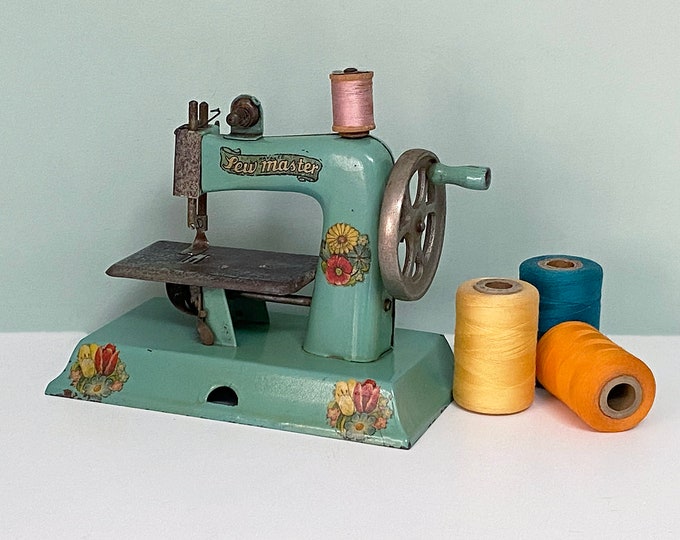 1940s Kay-an-ee Sew Master Toy Sewing Machine, Green Kayanee With ...