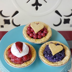 Fake Strawberry Pie. 1 Mini Pie. Retro Cookbook Pie Collection. Perfect ...