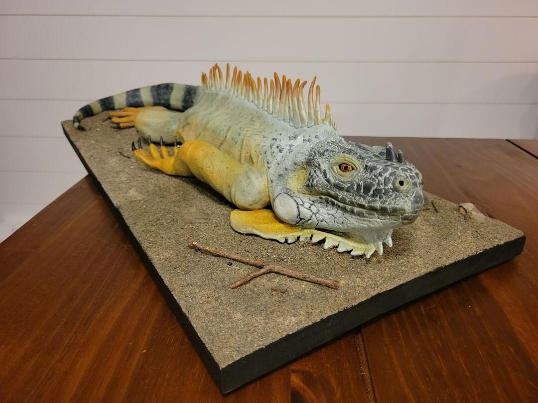 Realistic Ceramic Green Iguana Diorama Hand Painted and Handmade Clay ...