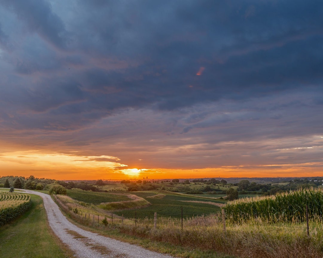 Puesta de sol de Omaha Nebraska desde un mirador rural Omaha City ...