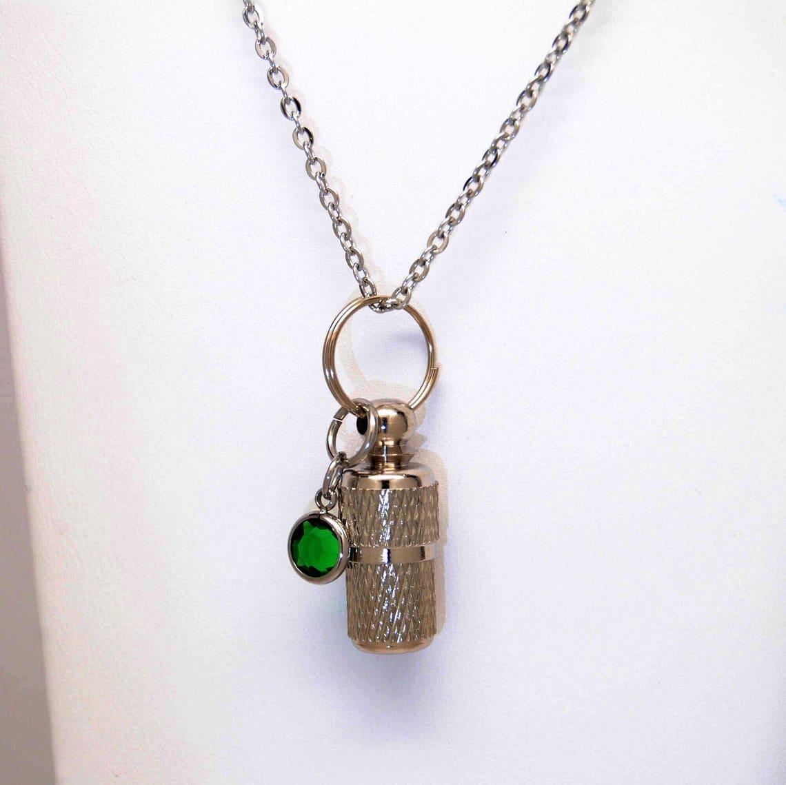 Unisex Capsule Urn Necklace with Emerald Green Colored Crystal - Etsy.de