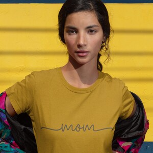 Modern Script MOM T-shirt Stylish and Minimalist Design in Multiple ...