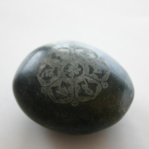 Om Mani Padme Hum Tibetan Script Engraved Stone Mantra Prayer Etched ...