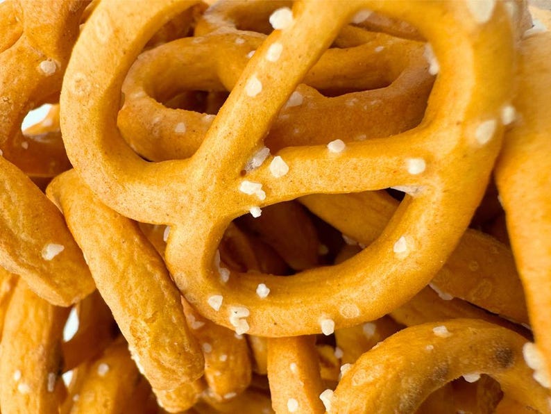 Small Cheese Pretzels 5.5oz, Bite-sized Snack, Cheesy Flavor, Portable ...