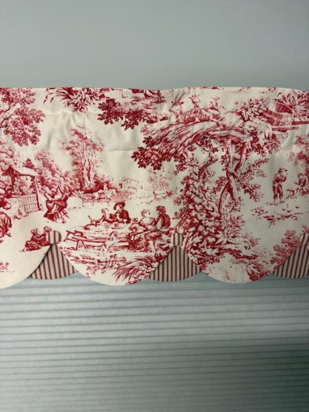 Stof Festin Bordeaux Regular Bright Red on Cream Toile Lined Scalloped ...