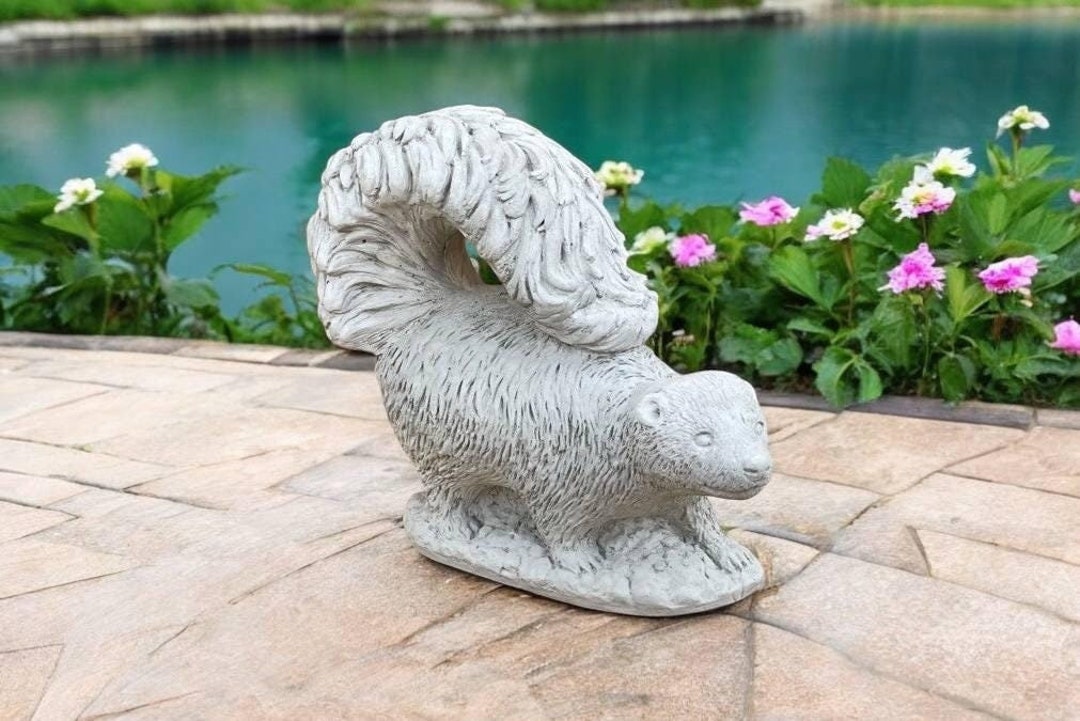 Skunk Figurine Garden Animal Decoration Stone Skunk With Big Tail ...