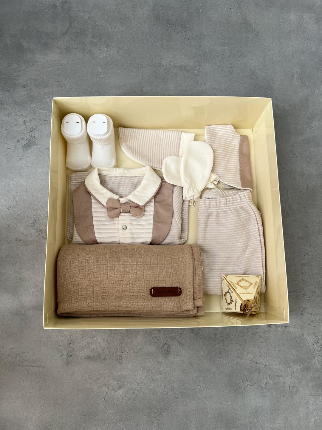 7 Piece Newborn Gift Set , Stylish Baby Ensemble With Exquisite ...