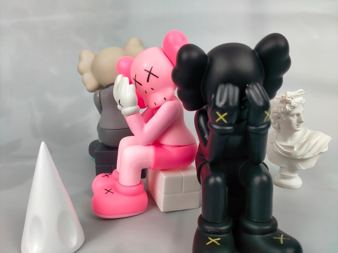Kaws Ornament kaws Sit Statue Kaws Figurine Doll Ornament Tri-color ...