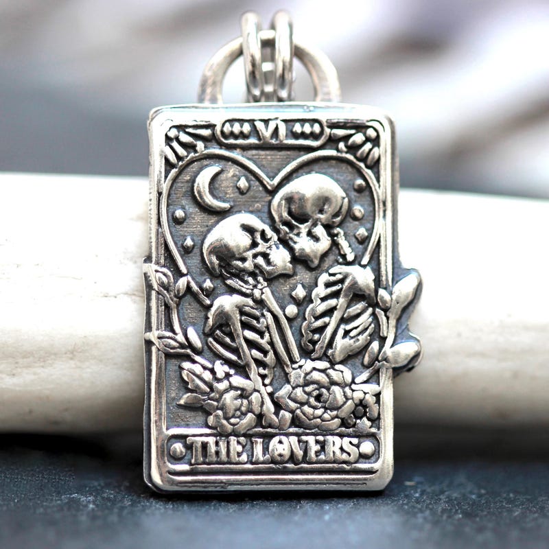 Skull Kiss Necklace - Etsy
