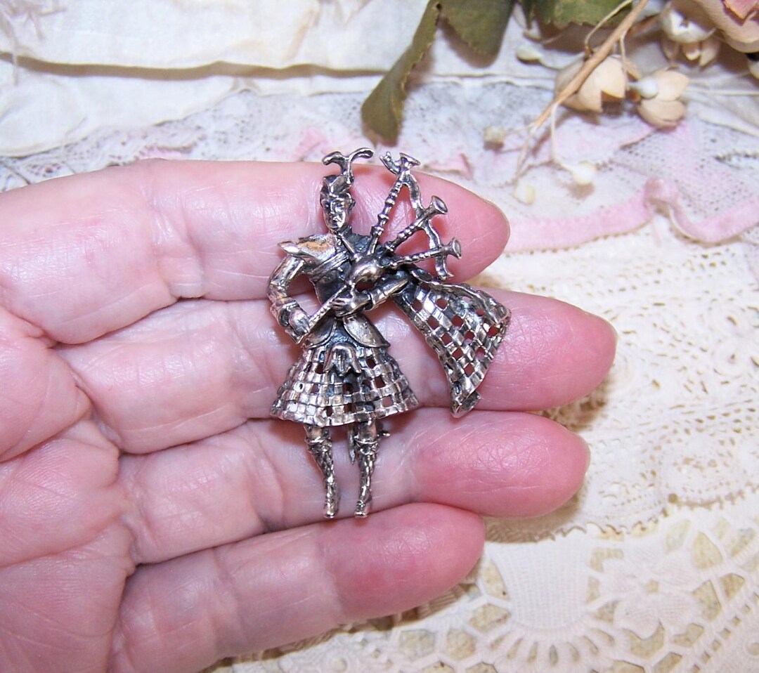 Vintage Sterling Silver Pin Brooch - Male Scottish Bagpiper (7382RV/QV ...