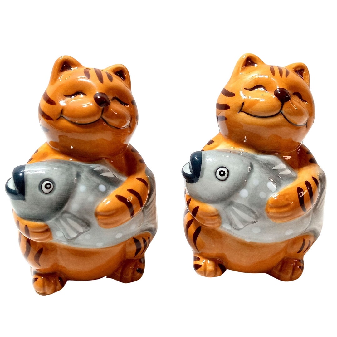 Orange Tabby Cat Holding Fish Salt Pepper Shakers Kitty Tiger Striped ...