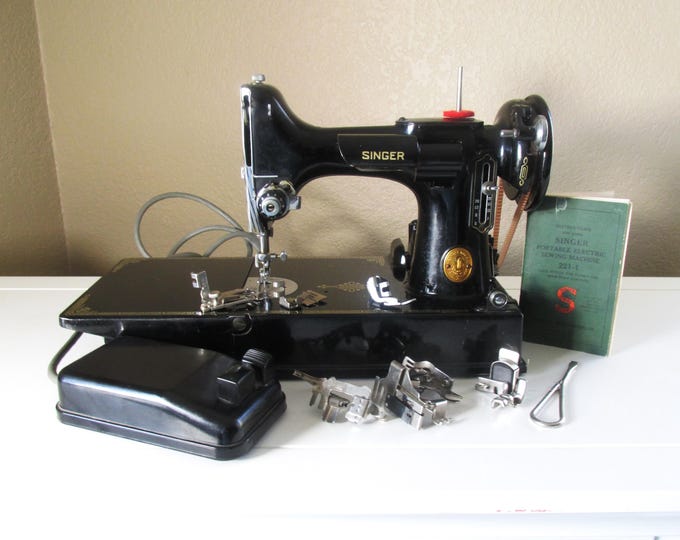 Singer Featherweight 221-1 Portable Sewing Machine Working Condition ...