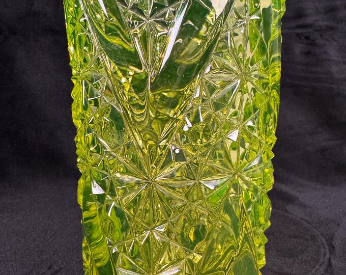 A. J. Beatty & Sons Vandyke/daisy and Button With V Ornament Vaseline ...