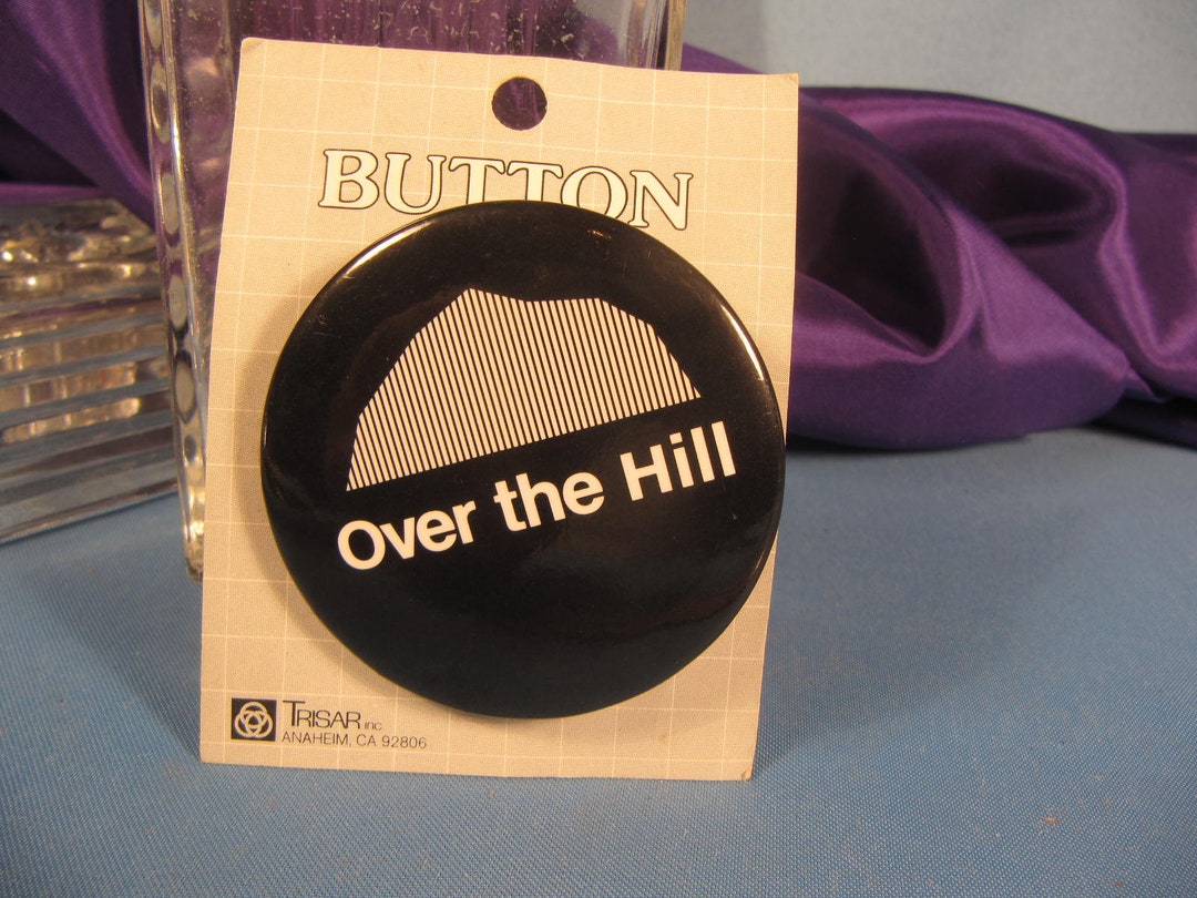 OVER THE HILL 1985 Birthday Pin Back Pin Badge Kiss Me Fun Badge for ...