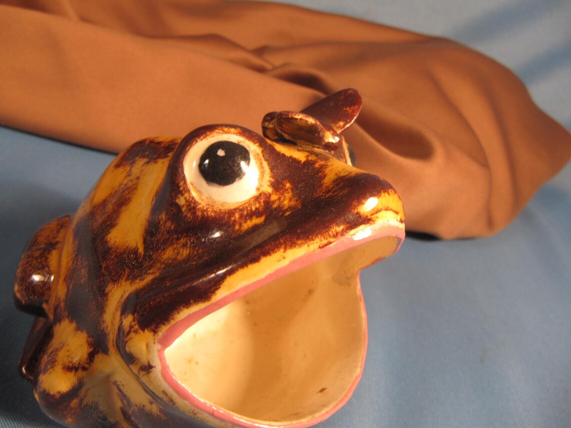 CERAMIC FROG With BUTTERFLY Dish Pottery Frog 3 Inch Statue | Etsy