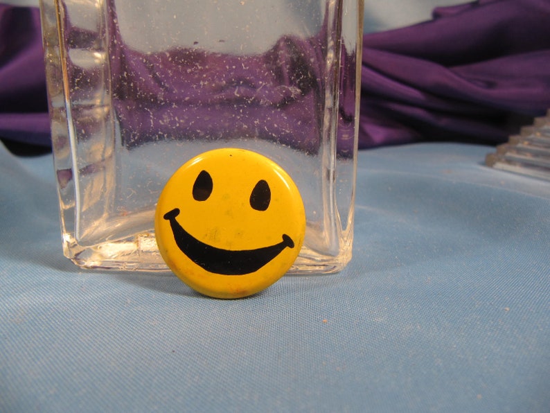 1970's CLASSIC SMILEY FACE 1-1/4 Inches in Diameter It - Etsy