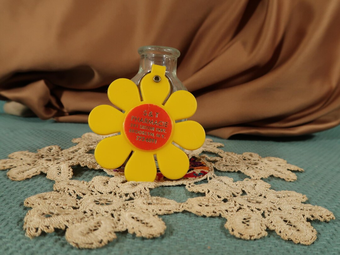 FLOWER POWER KEY Chain, Large Flower Power 1970's Key Ring, Plastic ...