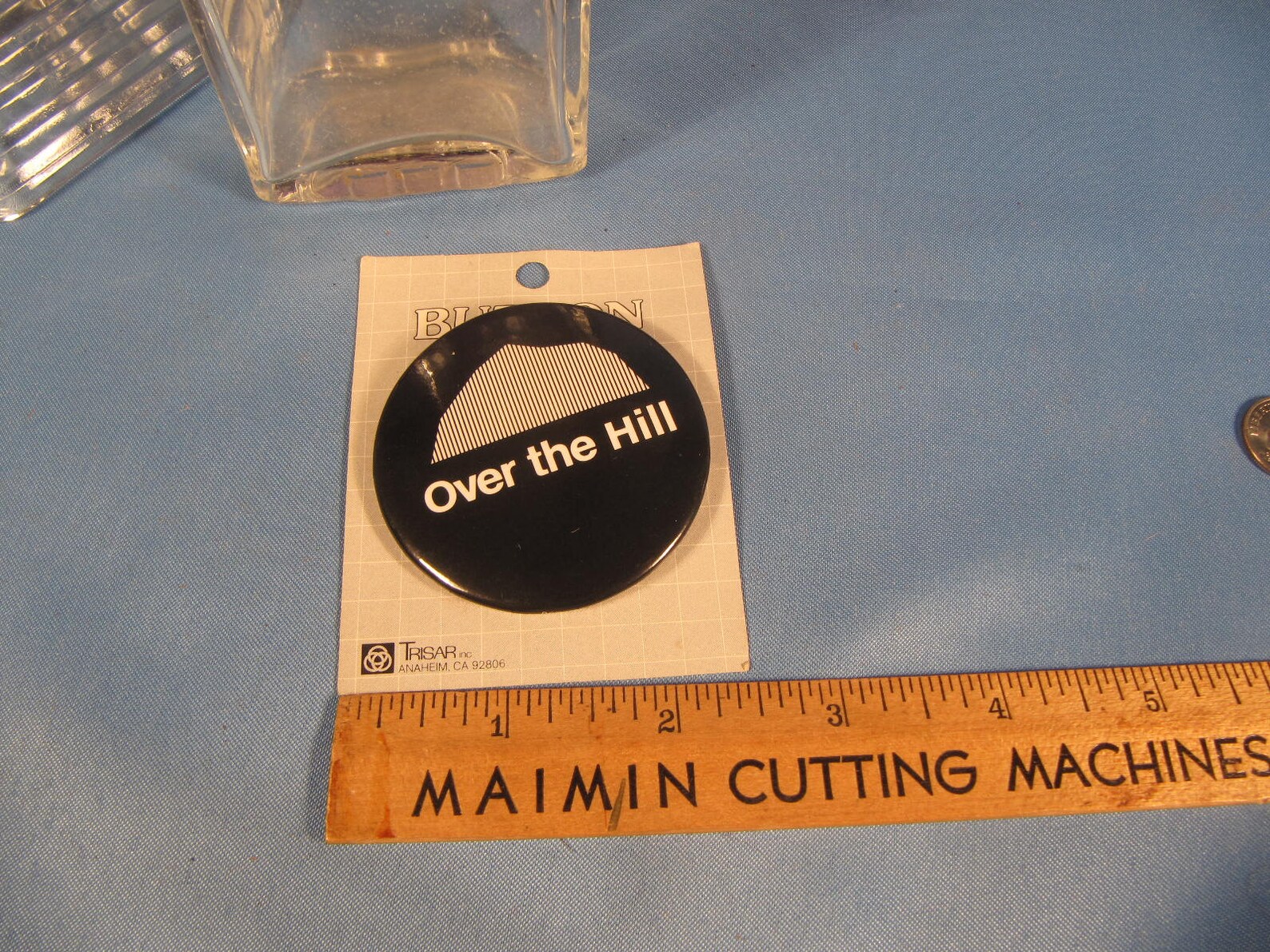 OVER THE HILL 1985 Birthday Pin Back Pin Badge Kiss Me Fun Badge for ...