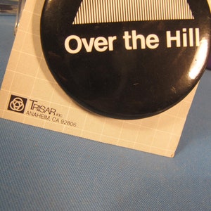 OVER THE HILL 1985 Birthday Pin Back Pin Badge Kiss Me Fun Badge for ...