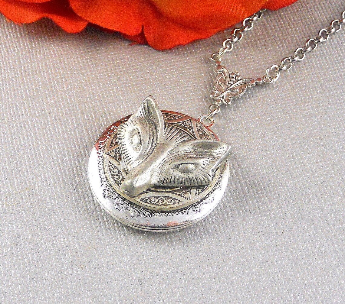Wolf Locket Necklace. Antiqued Silver Pewter and Vintage - Etsy