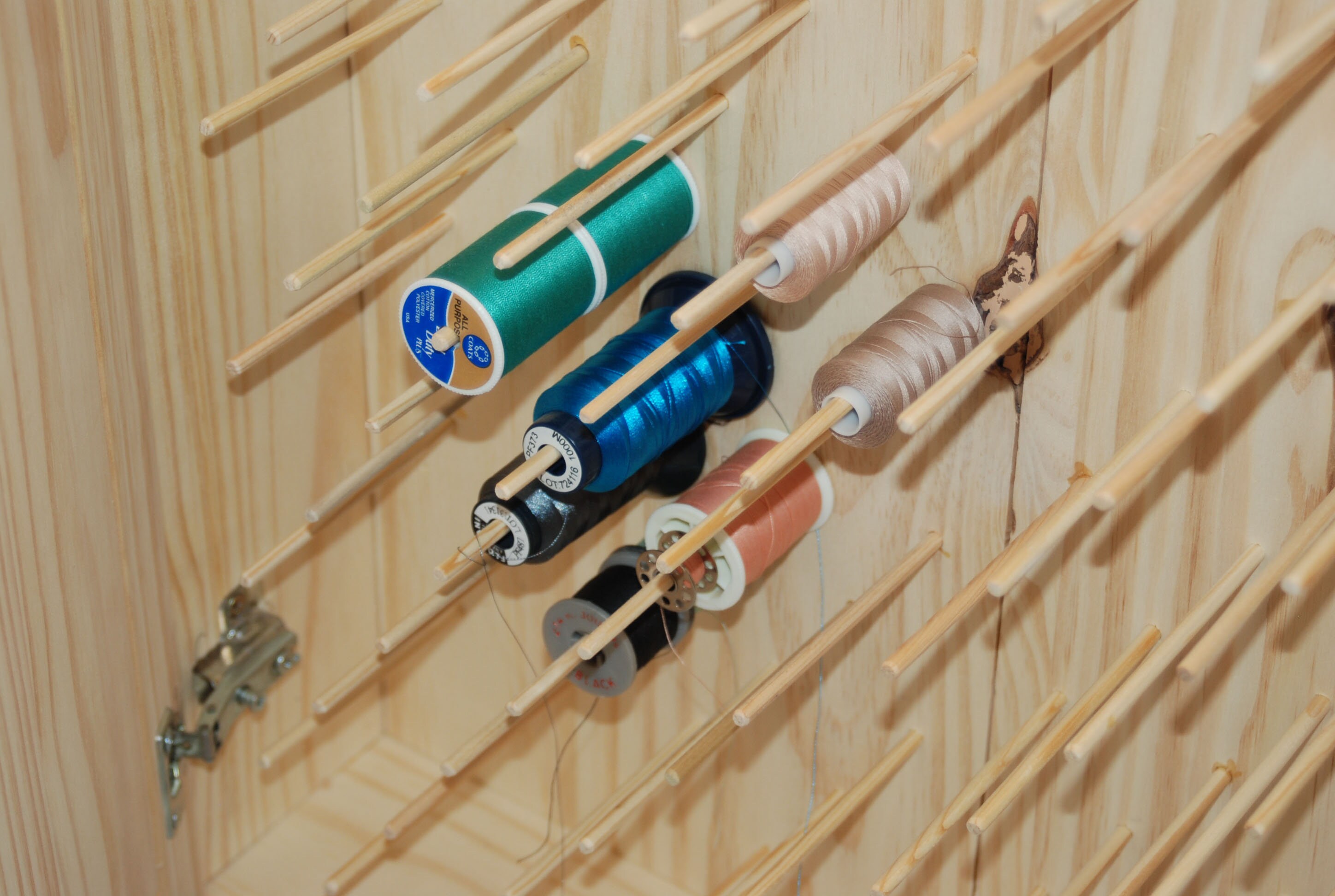 Thread Spool Rack 24022 - Enclosed Cabinet With 128 Long Pegs - Sewing ...