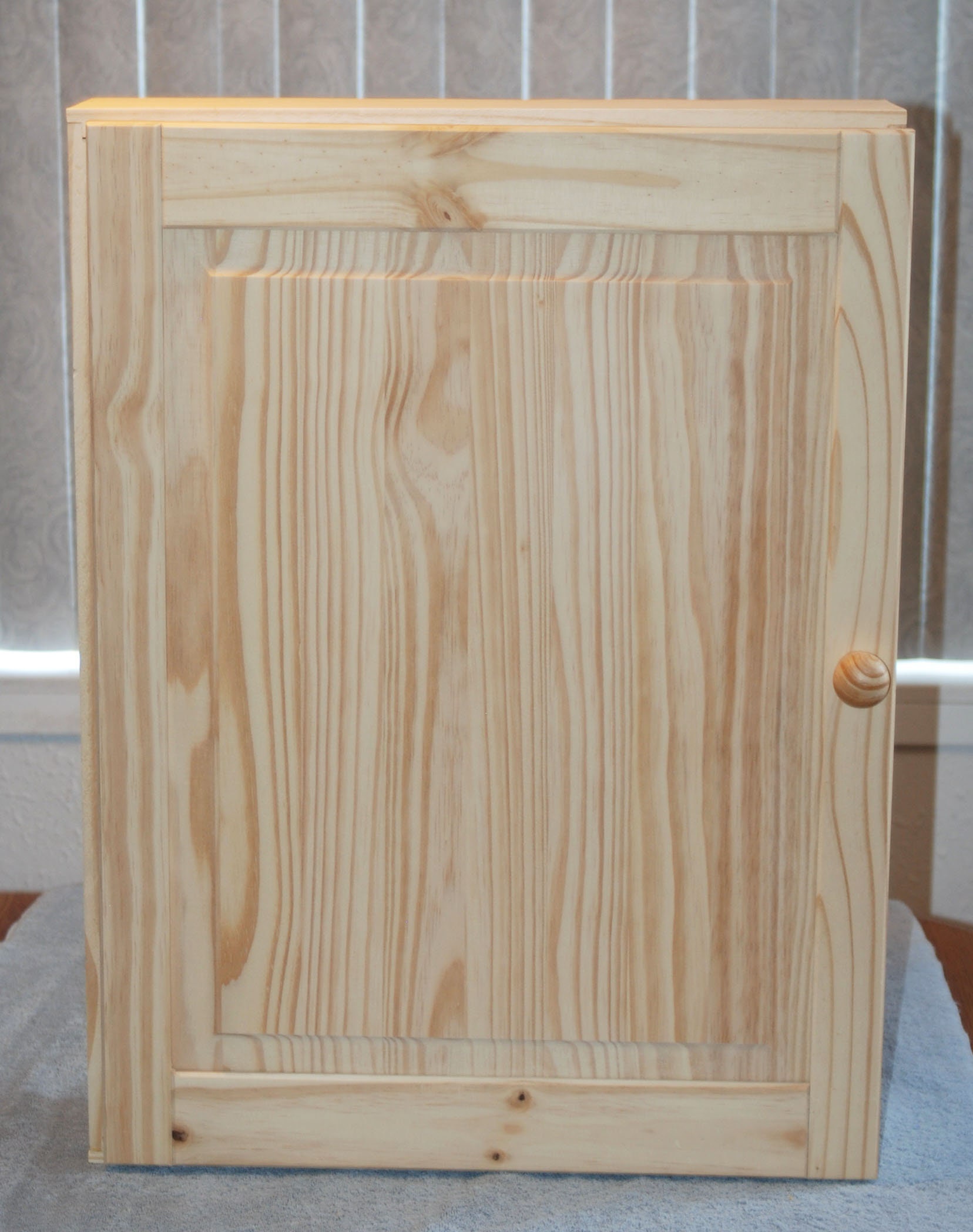 Thread Spool Rack 24022 - Enclosed Cabinet With 128 Long Pegs - Sewing ...