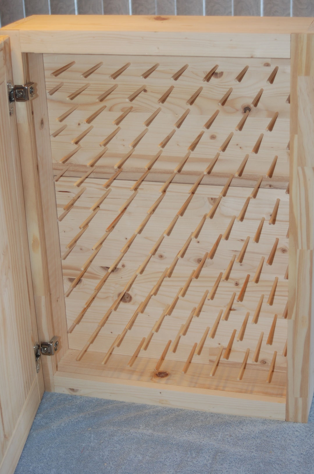 Thread Spool Rack 24024 - Enclosed Cabinet With 127 Long Pegs - Sewing ...